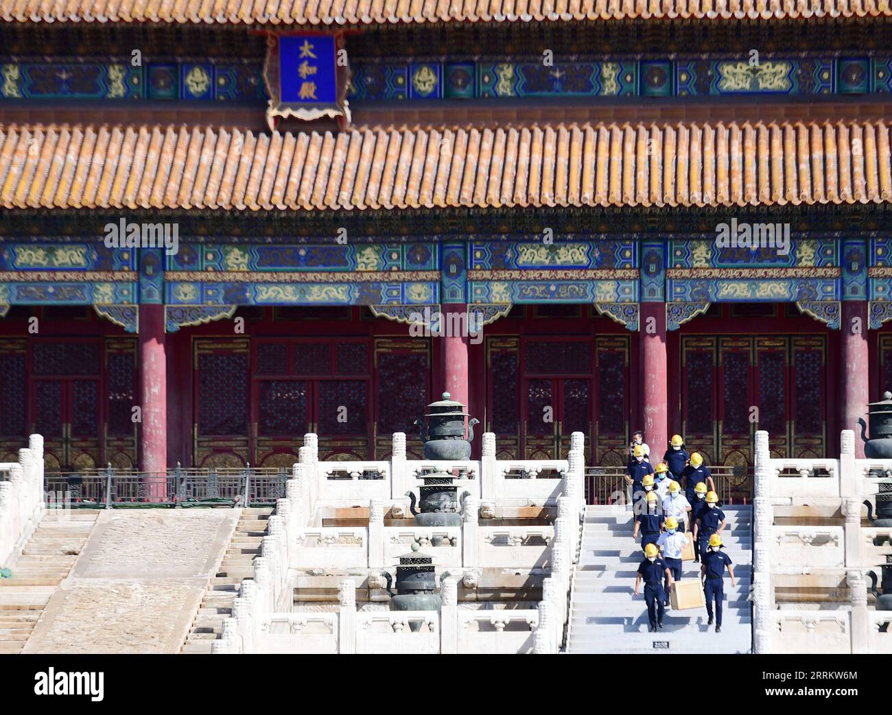 220919 -- BEIJING, Sept. 19, 2022 -- Firefighters participate in a fire ...