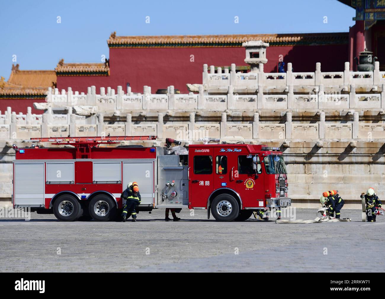 220919 -- BEIJING, Sept. 19, 2022 -- Firefighters participate in a fire ...