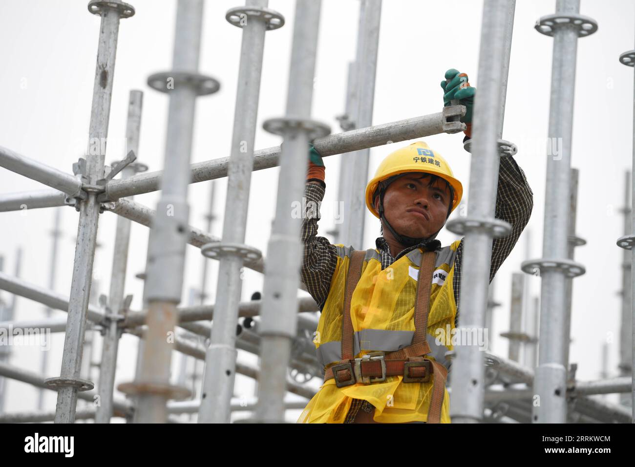 220920 -- NANNING, Sept. 20, 2022 -- A worker works at the construction ...