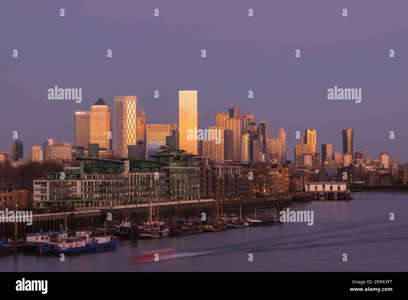 Canary wharf skyline at dusk hi-res stock photography and images - Alamy
