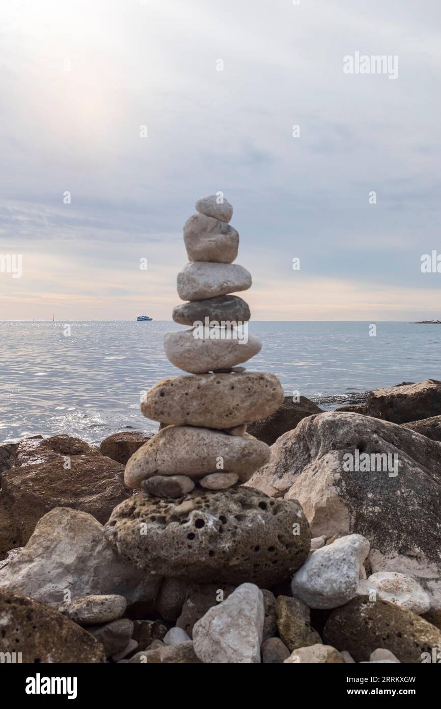 A beach with rock balancing stacks Stock Photo - Alamy