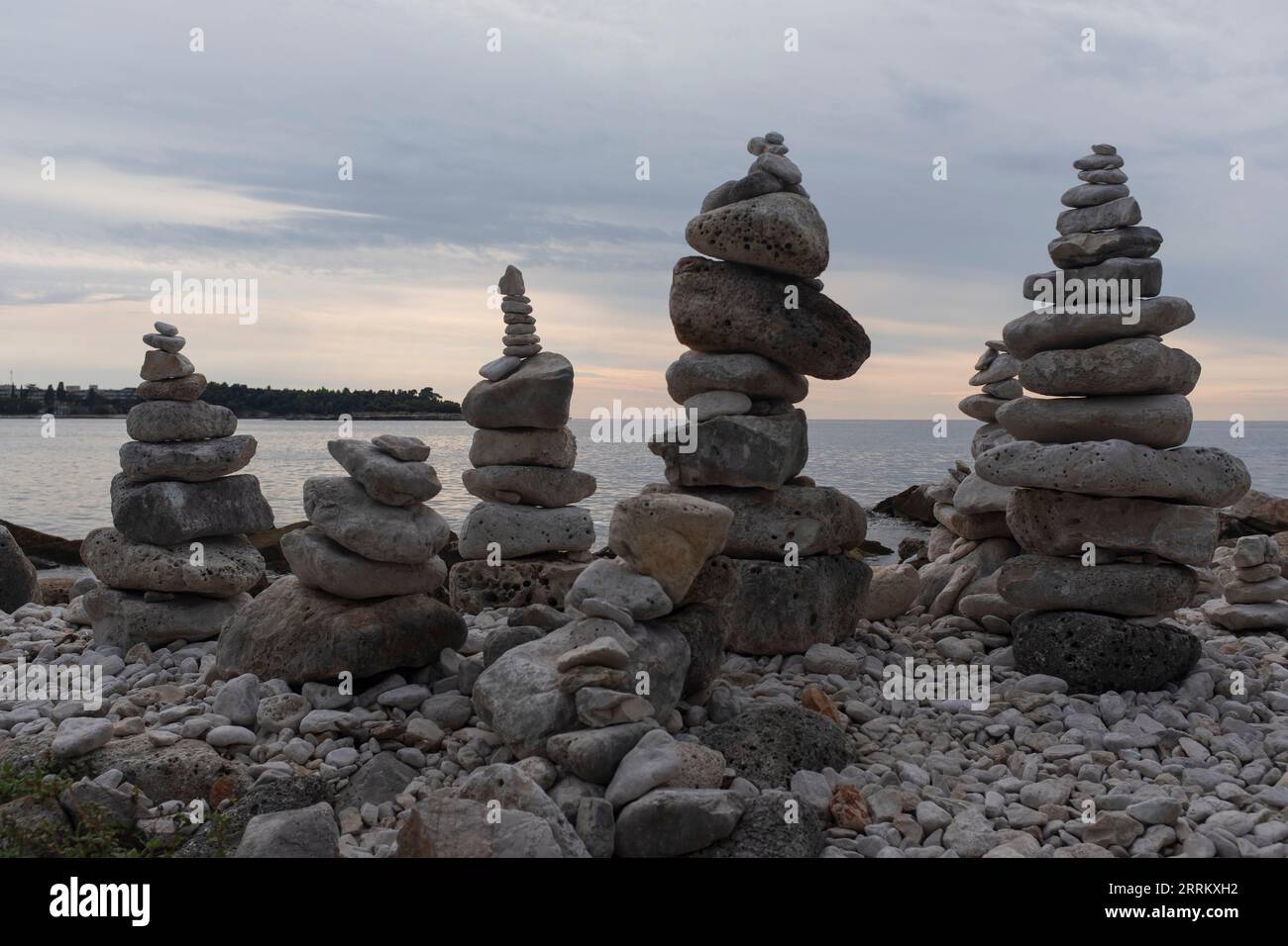 A beach with rock balancing stacks Stock Photo - Alamy