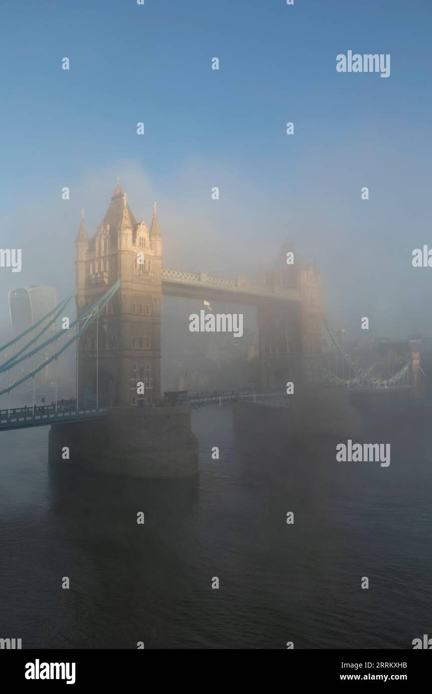 Skyscrapers in city london mist hi-res stock photography and images - Alamy