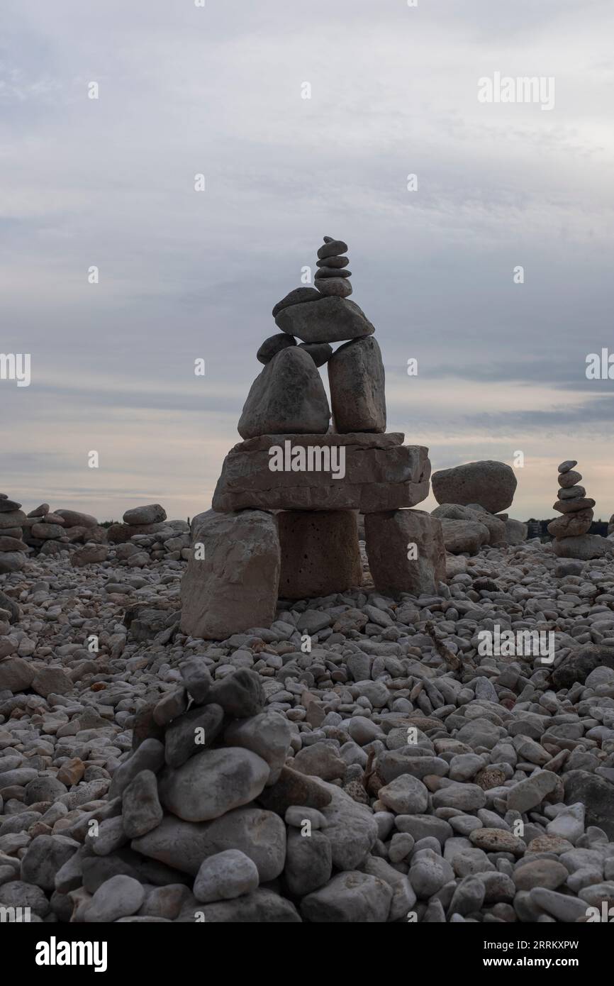A beach with rock balancing stacks Stock Photo - Alamy