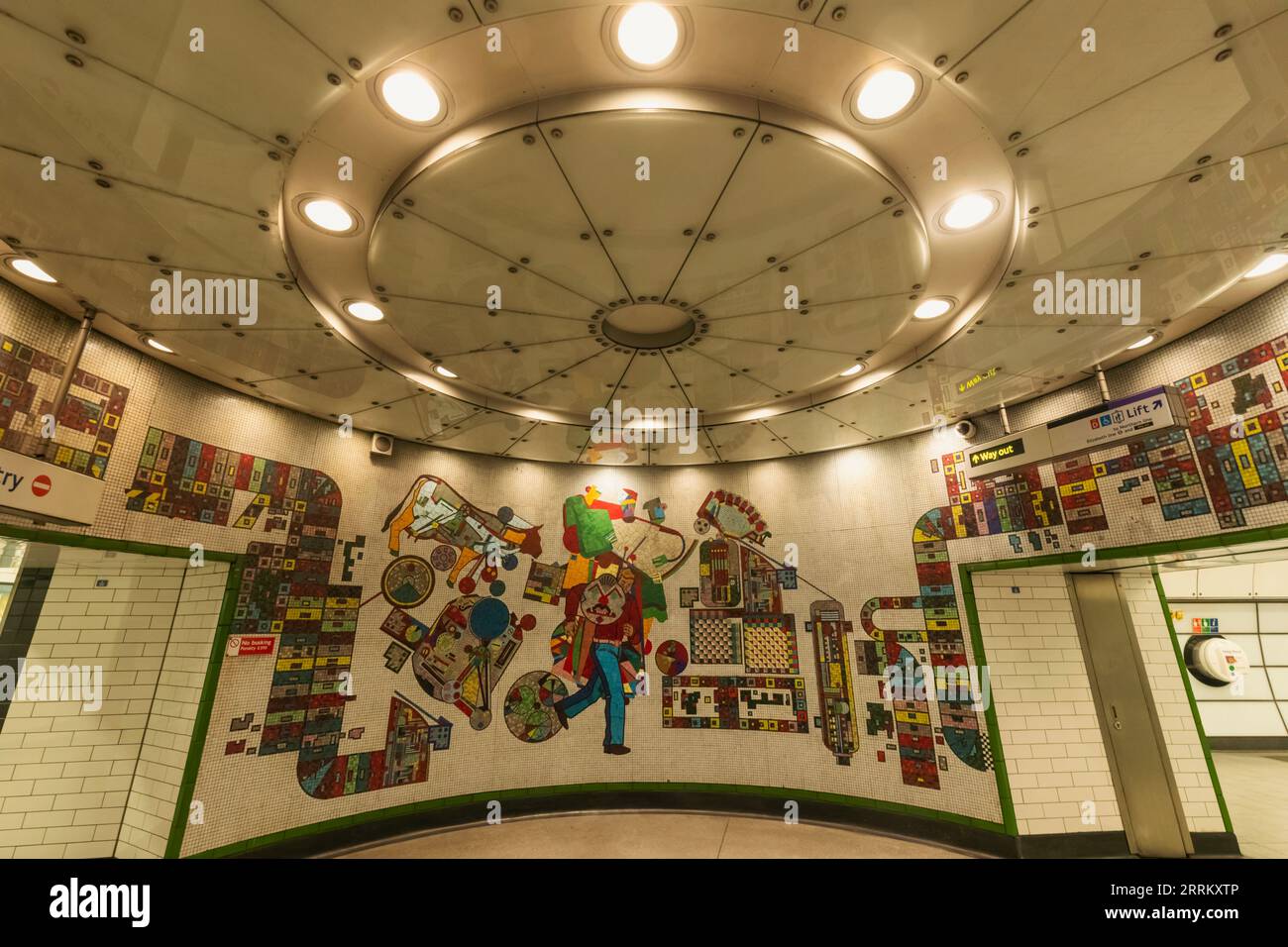 England, London, London Underground, Tottenham Court Road Underground ...