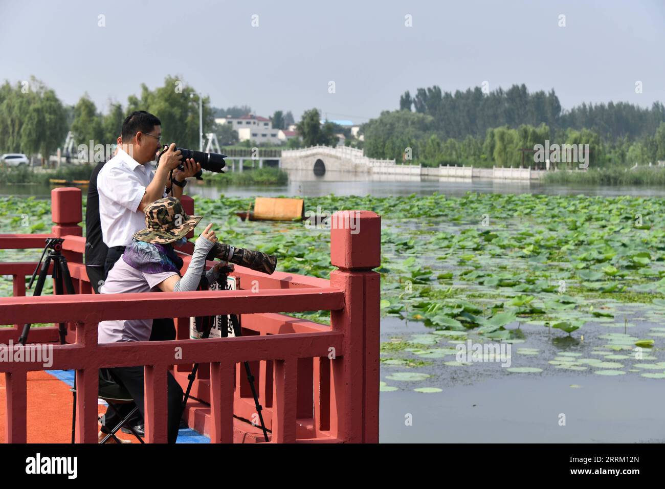 220925 -- JINAN, Sept. 25, 2022 -- Photography enthusiasts take photos ...