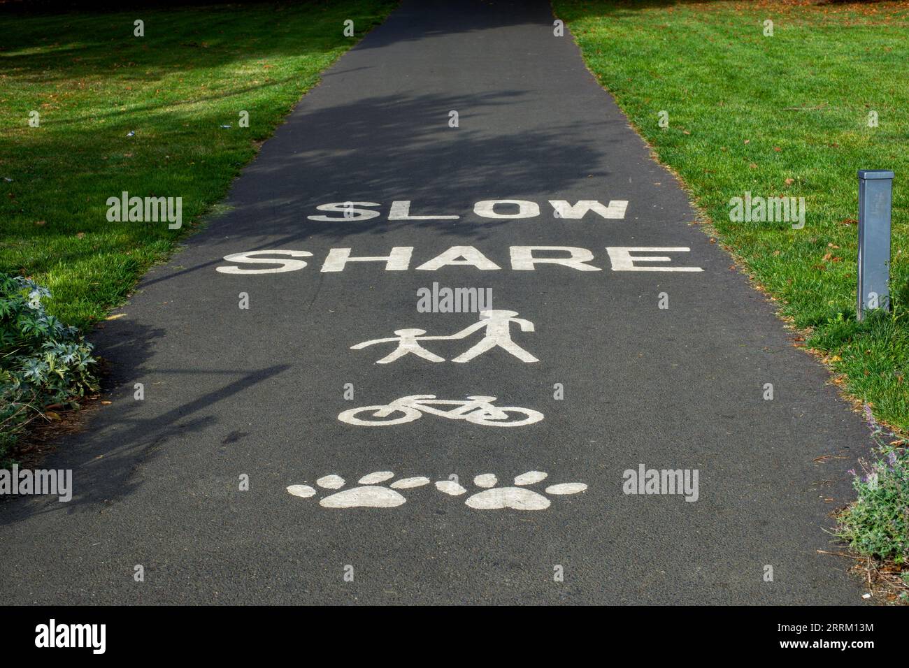 Cyclists pathway sign hi-res stock photography and images - Alamy