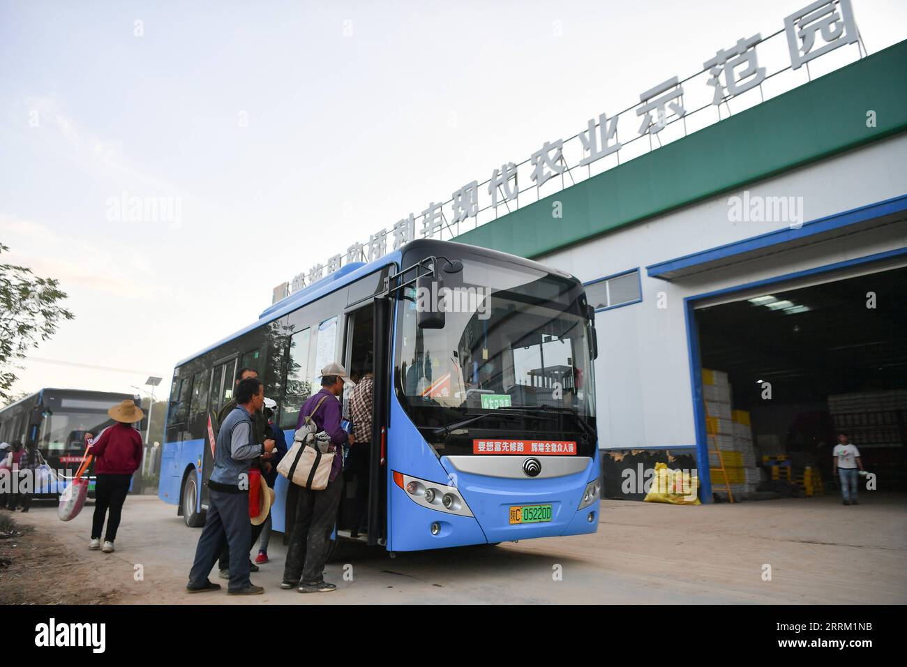220927 -- XI AN, Sept. 27, 2022 -- Relocated residents take a shuttle ...