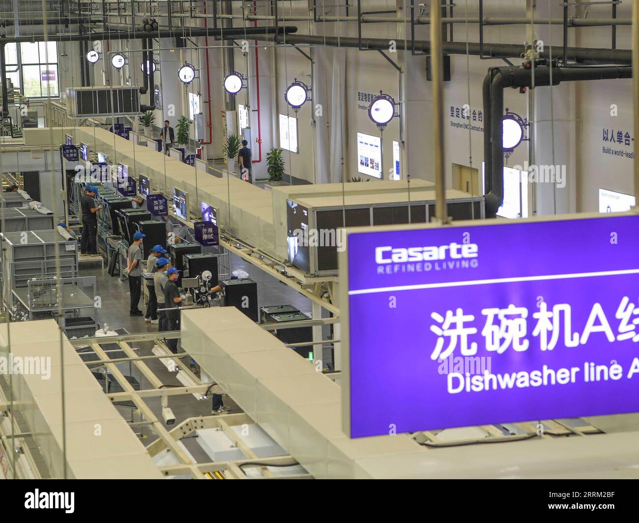 Factory production line dishwasher hi-res stock photography and images ...