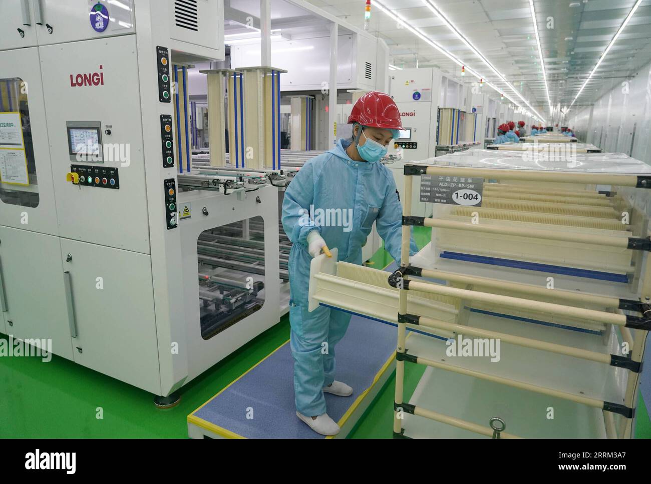 220929 -- XI AN, Sept. 29, 2022 -- Workers work at a workshop of LONGi ...