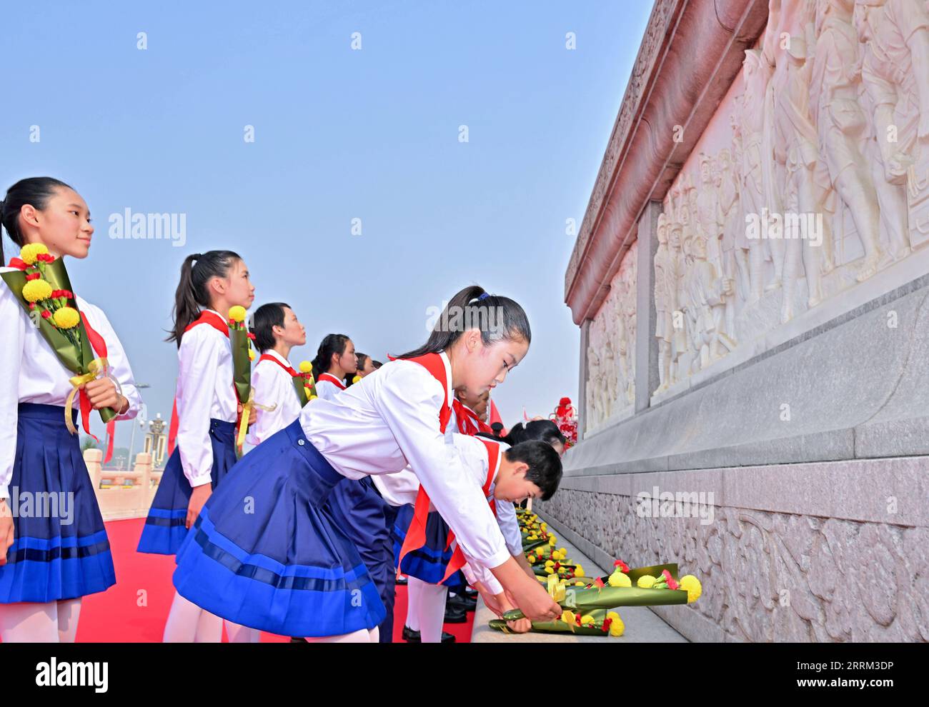 220930 -- BEIJING, Sept. 30, 2022 -- A ceremony offering floral tribute ...