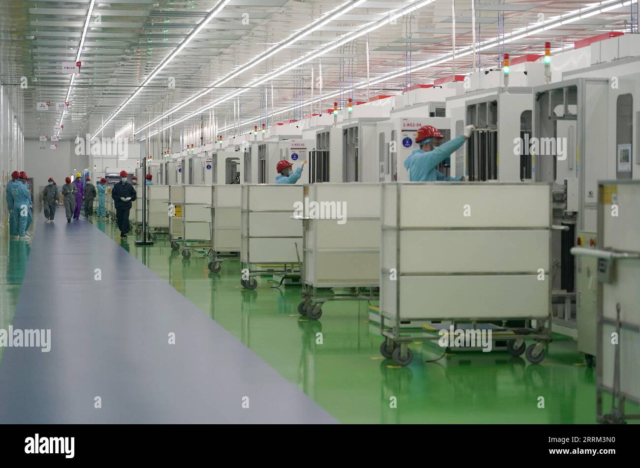 220929 -- XI AN, Sept. 29, 2022 -- Workers work at a workshop of LONGi ...