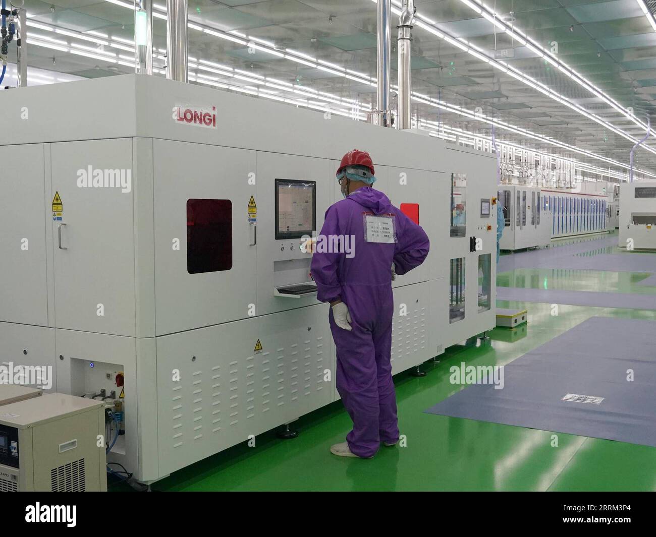 220929 -- XI AN, Sept. 29, 2022 -- A worker works at a workshop of ...