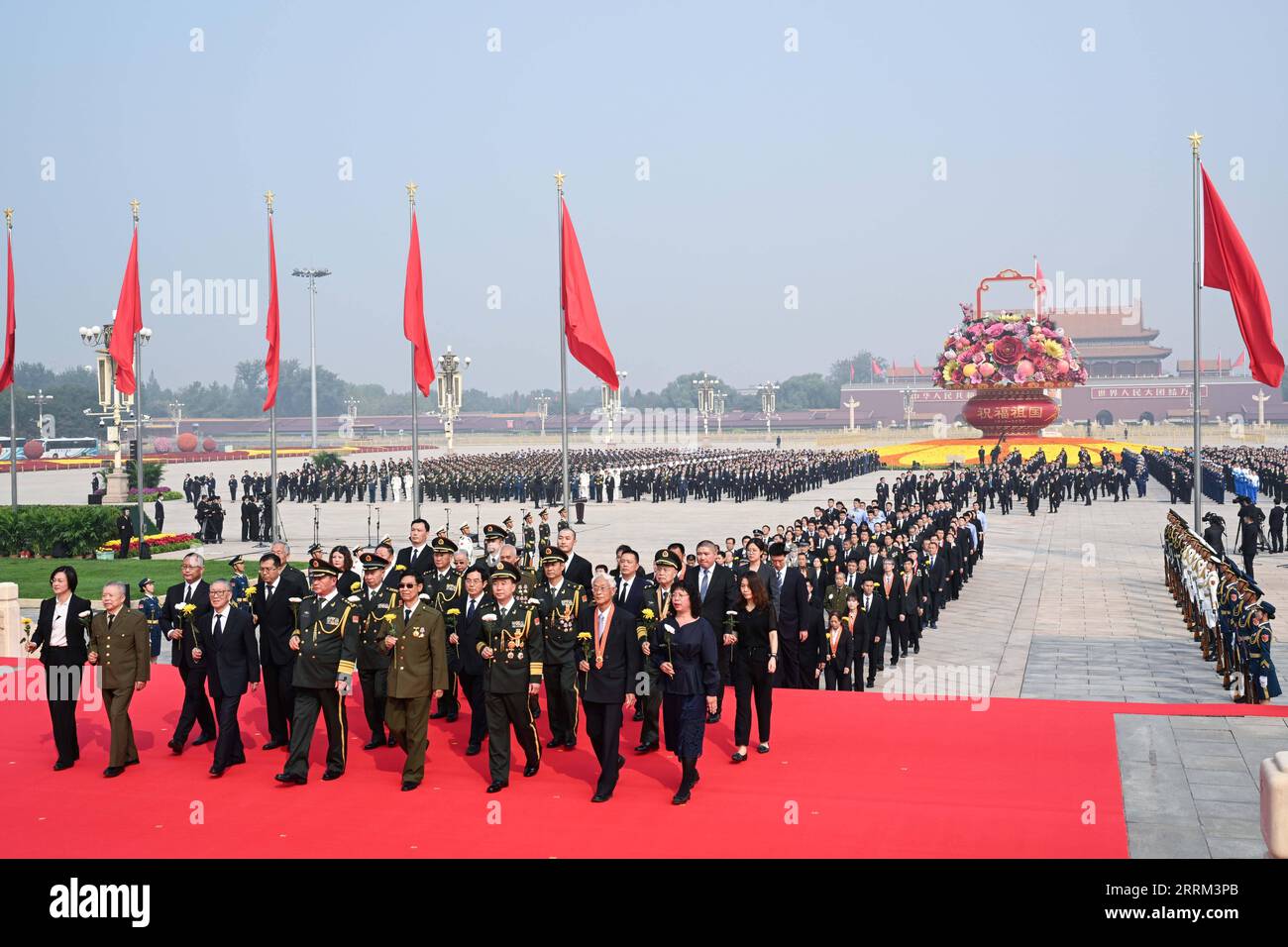 220930 -- BEIJING, Sept. 30, 2022 -- A ceremony offering floral tribute ...