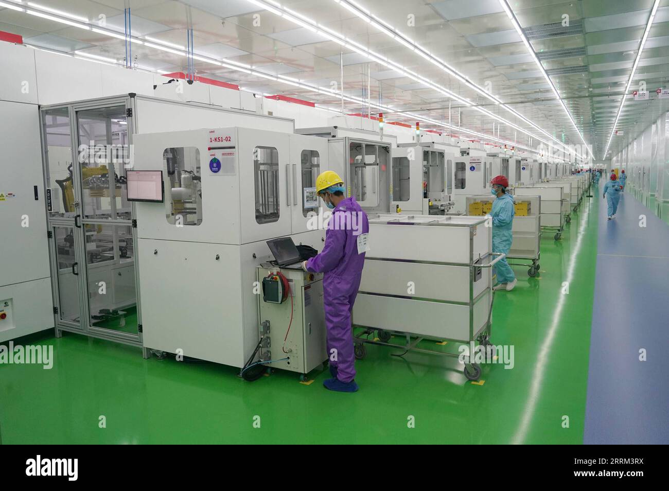220929 -- XI AN, Sept. 29, 2022 -- Workers work at a workshop of LONGi ...