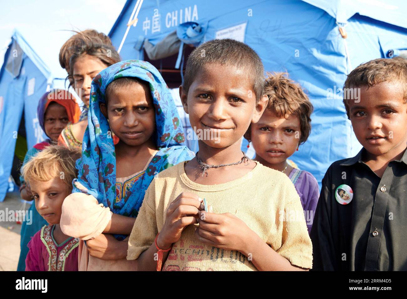 Pakistan, Notunterkunft für Hochwasser-Opfer 221001 -- BADIN, Oct. 1 ...