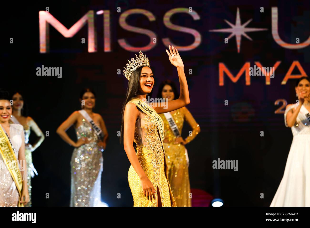 Myanmar, Miss-Wahl 221002 -- YANGON, Oct. 2, 2022 -- Zar Li Moe front ...