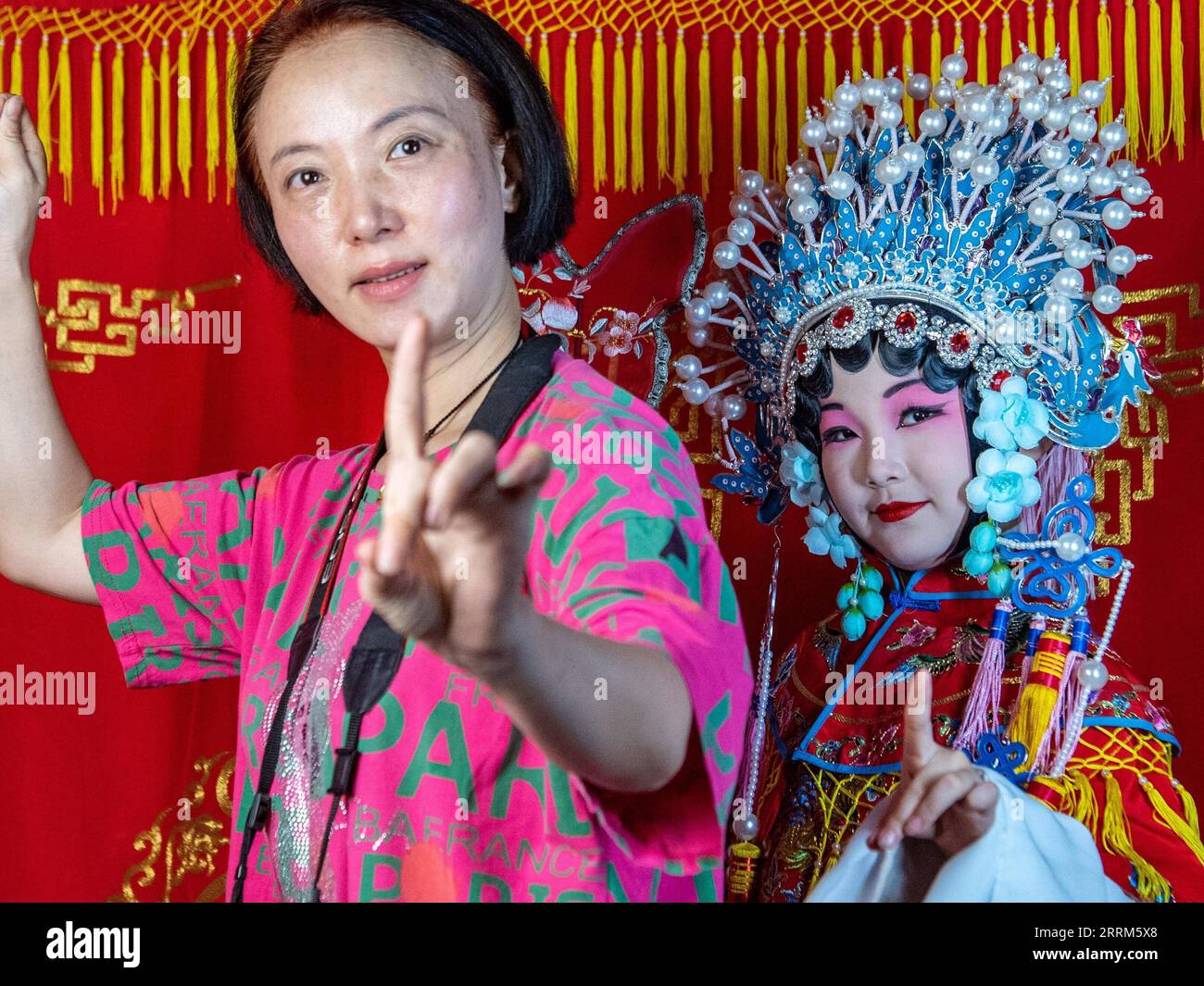 221003 -- CHONGQING, Oct. 3, 2022 -- A child dressed in Chuanju Sichuan ...