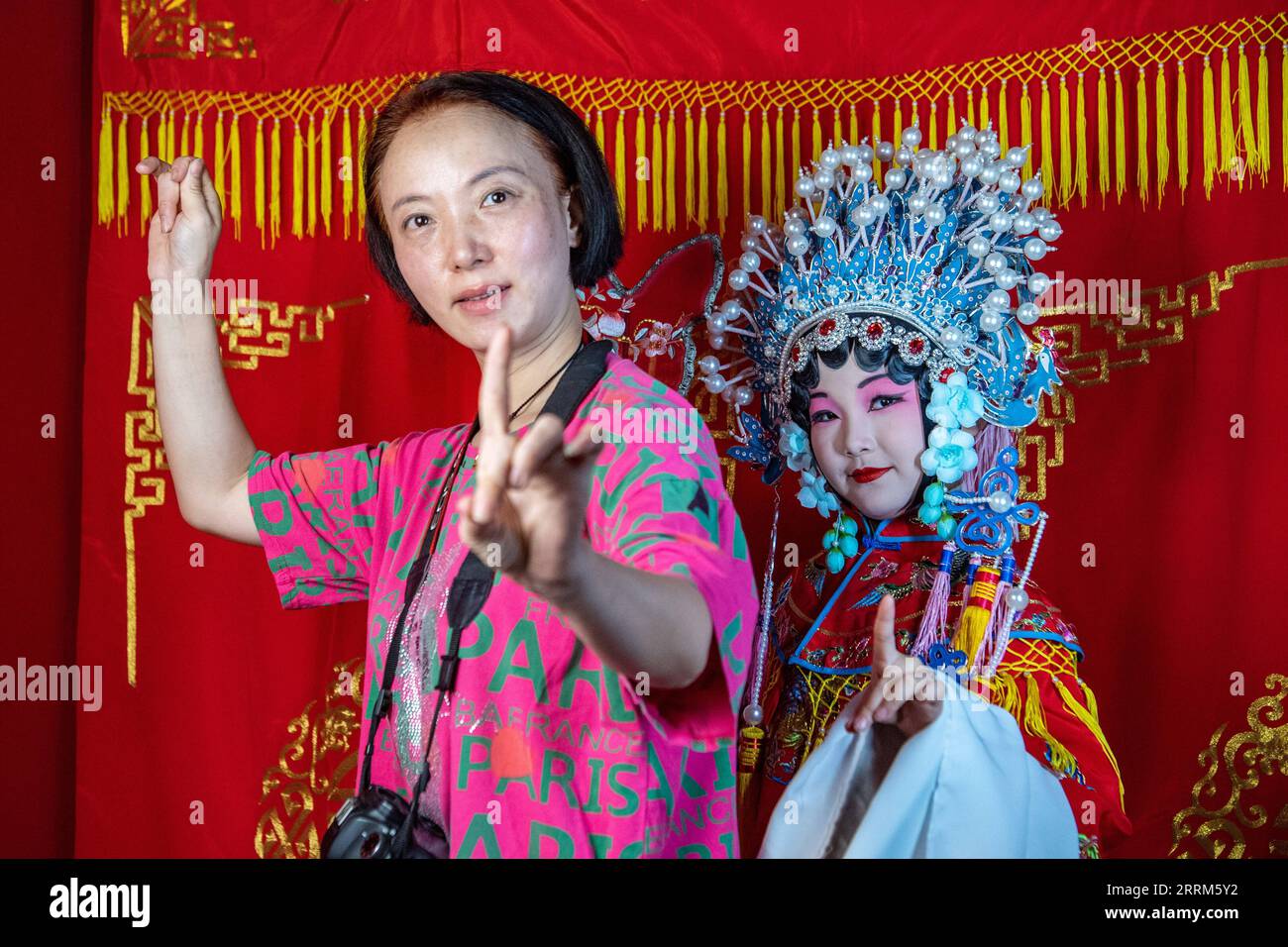 221003 -- CHONGQING, Oct. 3, 2022 -- A child dressed in Chuanju Sichuan ...