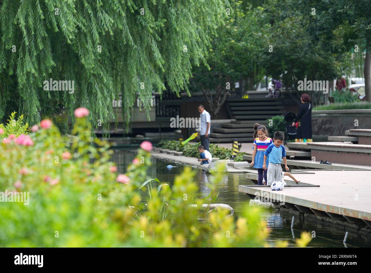 221005 -- BEIJING, Oct. 5, 2022 -- People play at the Dongcheng section ...