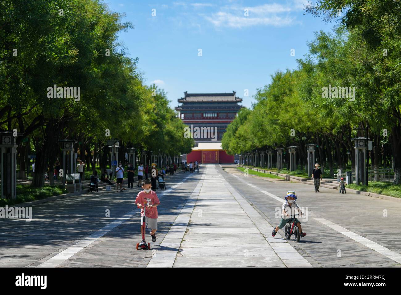221005 -- BEIJING, Oct. 5, 2022 -- Two children play at the scenic area ...