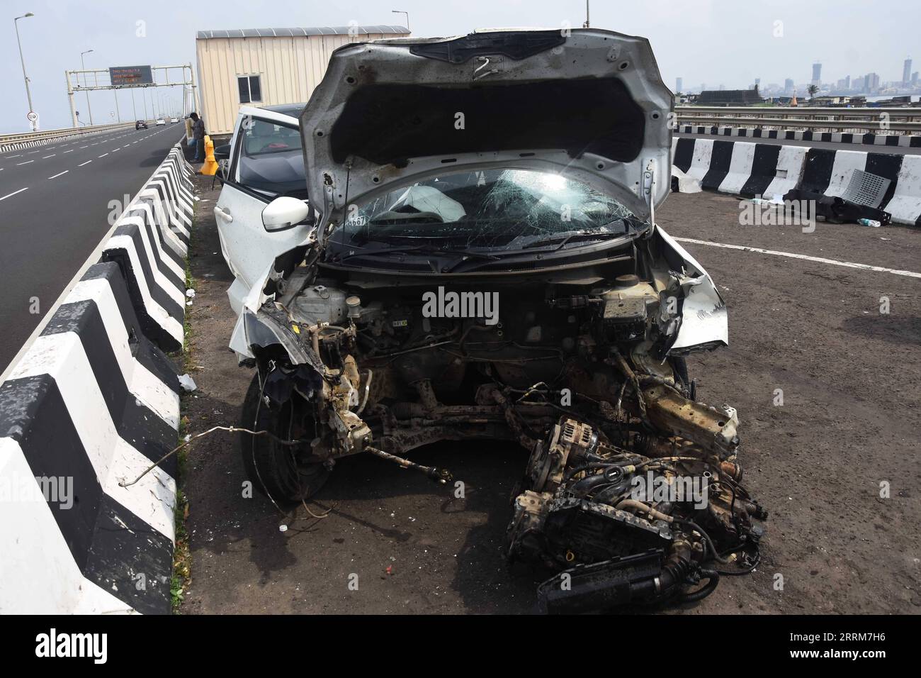 221006 -- MUMBAI, Oct. 6, 2022 -- Wreckage of a vehicle is seen after a collision between four ...