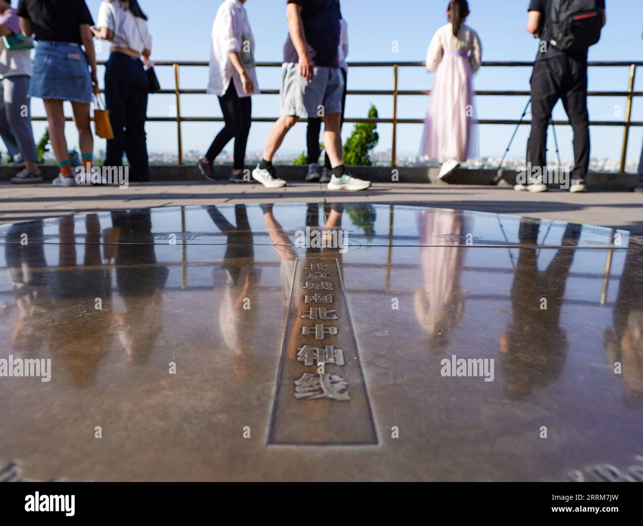 221005 -- BEIJING, Oct. 5, 2022 -- People view the scenery along the ...