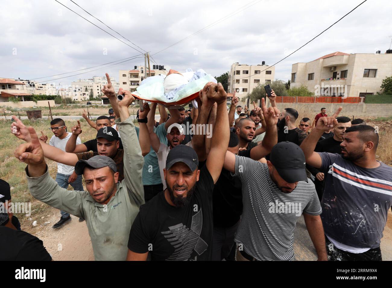 221008 -- JENIN, Oct. 8, 2022 -- Mourners and relatives carry the body ...