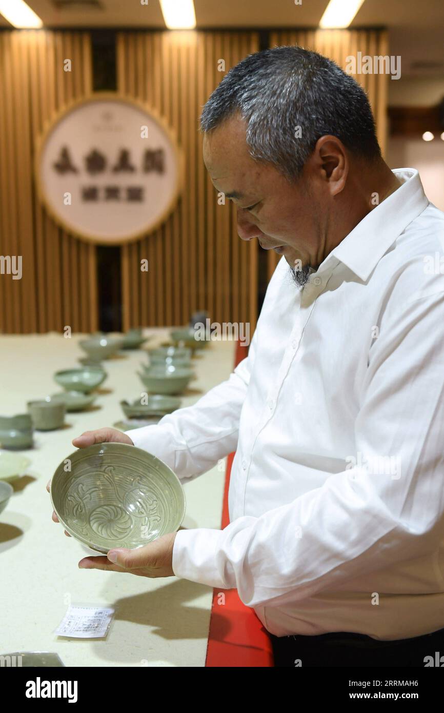 221011 -- WENZHOU, Oct. 11, 2022 -- A researcher checks a Longquan ...