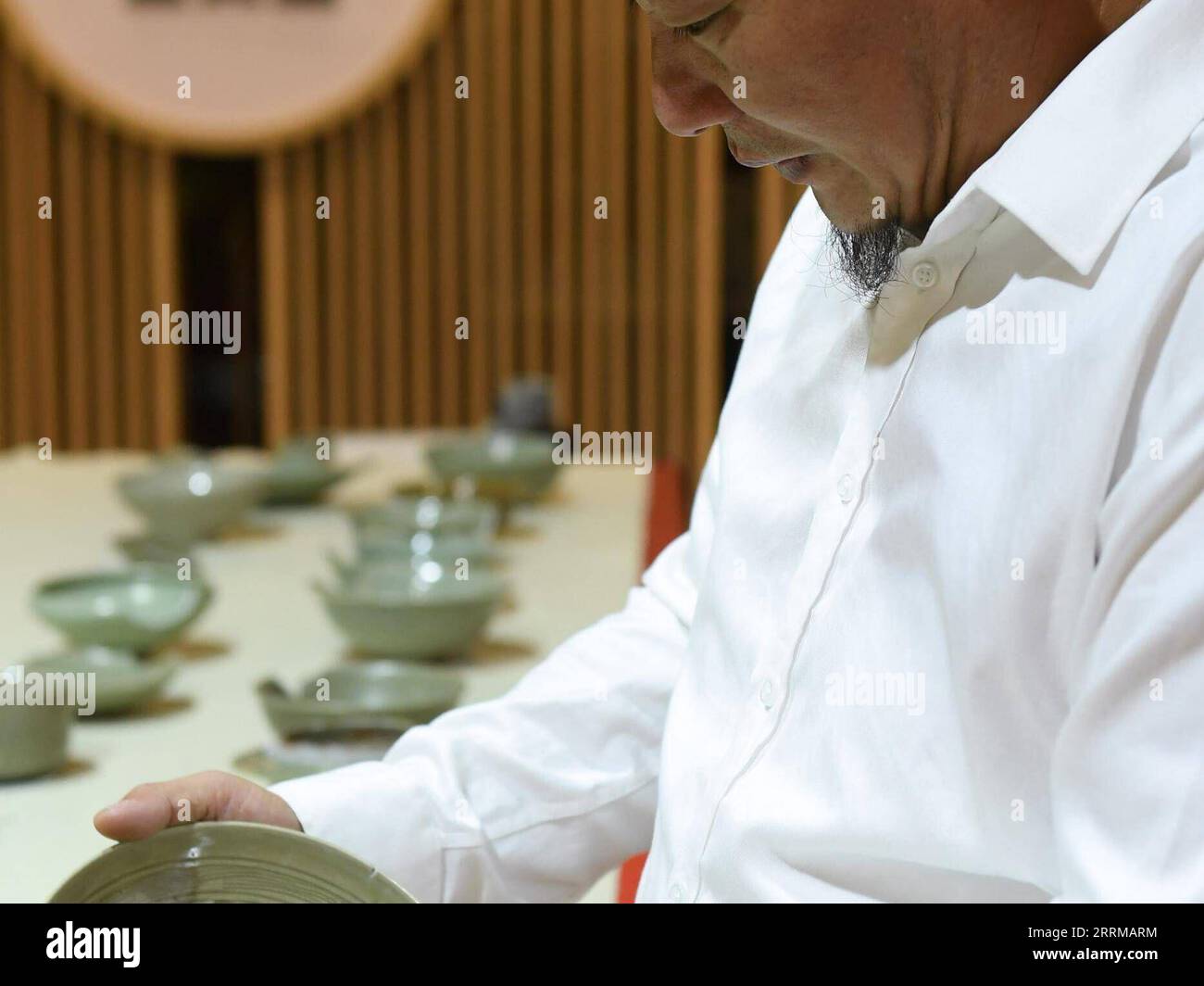 221011 -- WENZHOU, Oct. 11, 2022 -- A researcher checks a Longquan ...