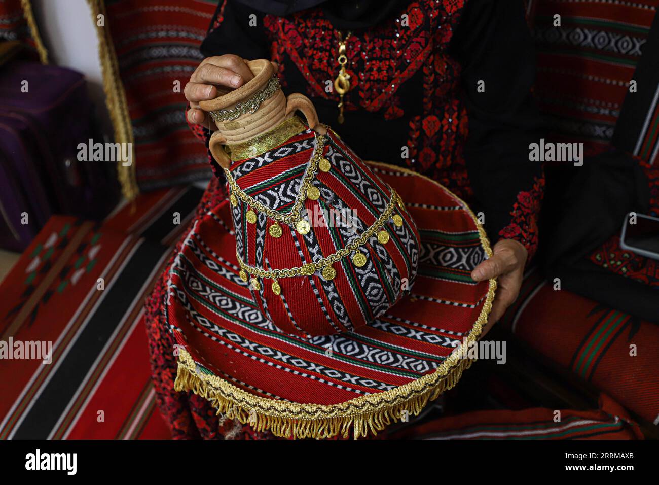 221013 -- GAZA CITY, Oct. 13, 2022 -- A woman presents an artifact at a ...
