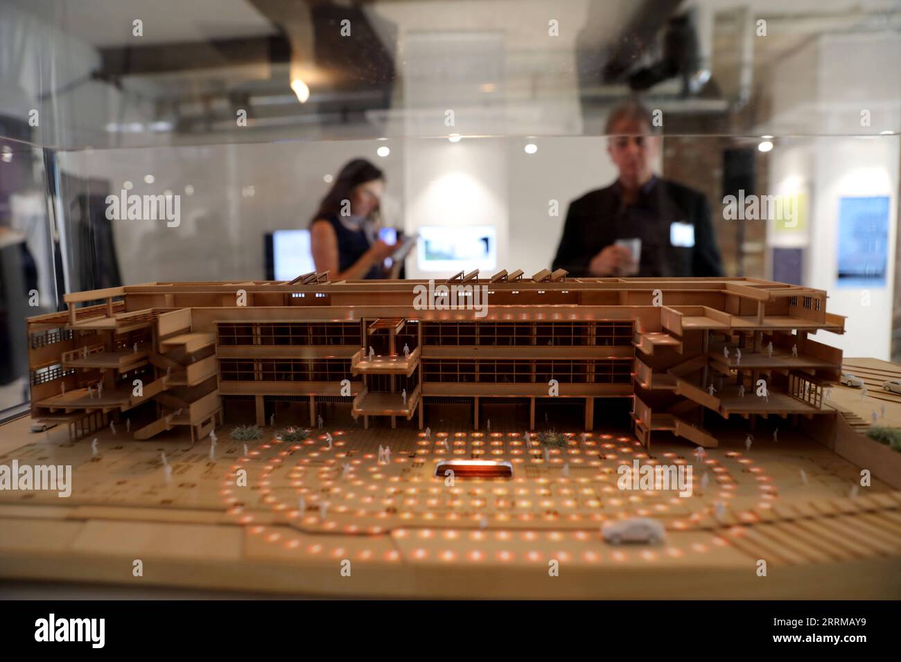 City interactions hi-res stock photography and images - Alamy