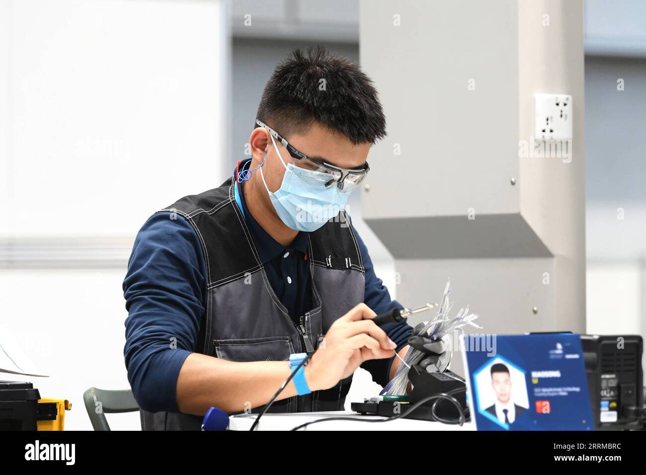 221015 -- KYOTO, Oct. 15, 2022 -- Li Xiaosong, a student from Chongqing ...
