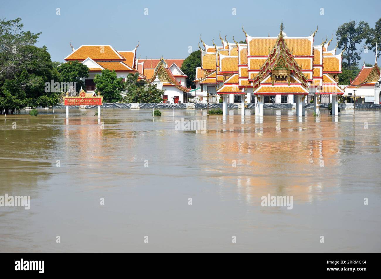 Flooded temples hi-res stock photography and images - Alamy