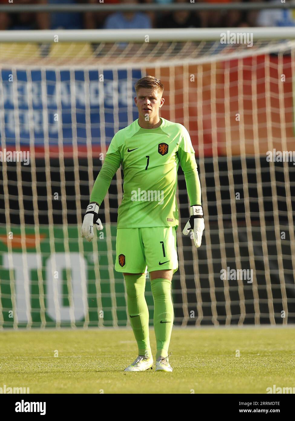 One action full green front view football hi-res stock photography and ...