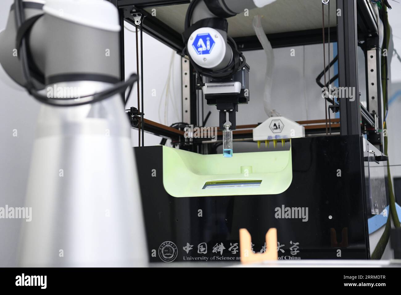 221023 -- HEFEI, Oct. 23, 2022 -- The AI-Chemist system performs a ...