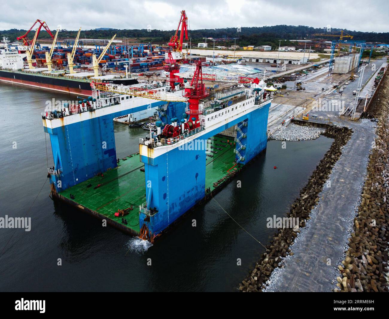China harbour engineering company hi-res stock photography and images ...