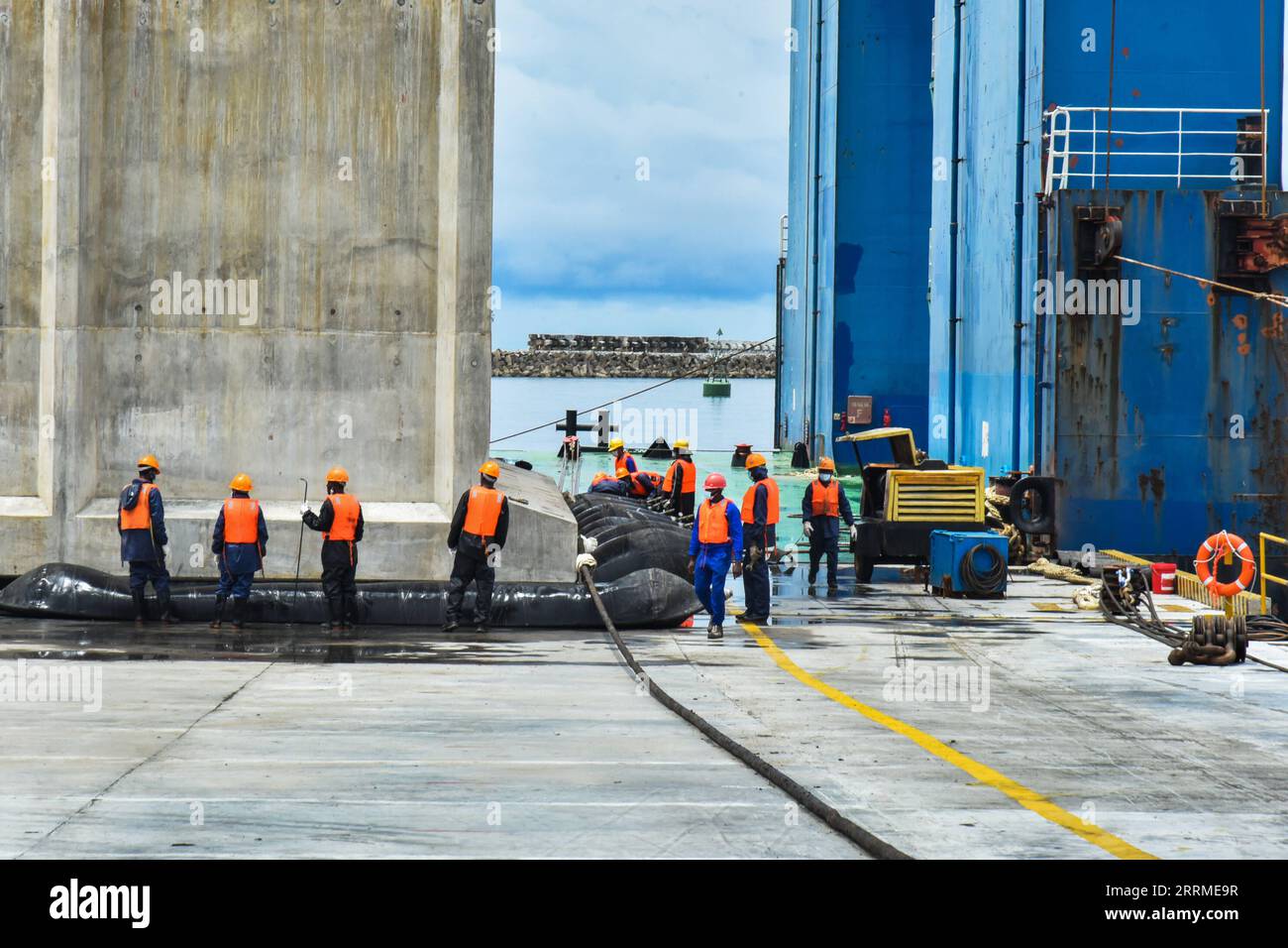 China harbour engineering company hi-res stock photography and images ...
