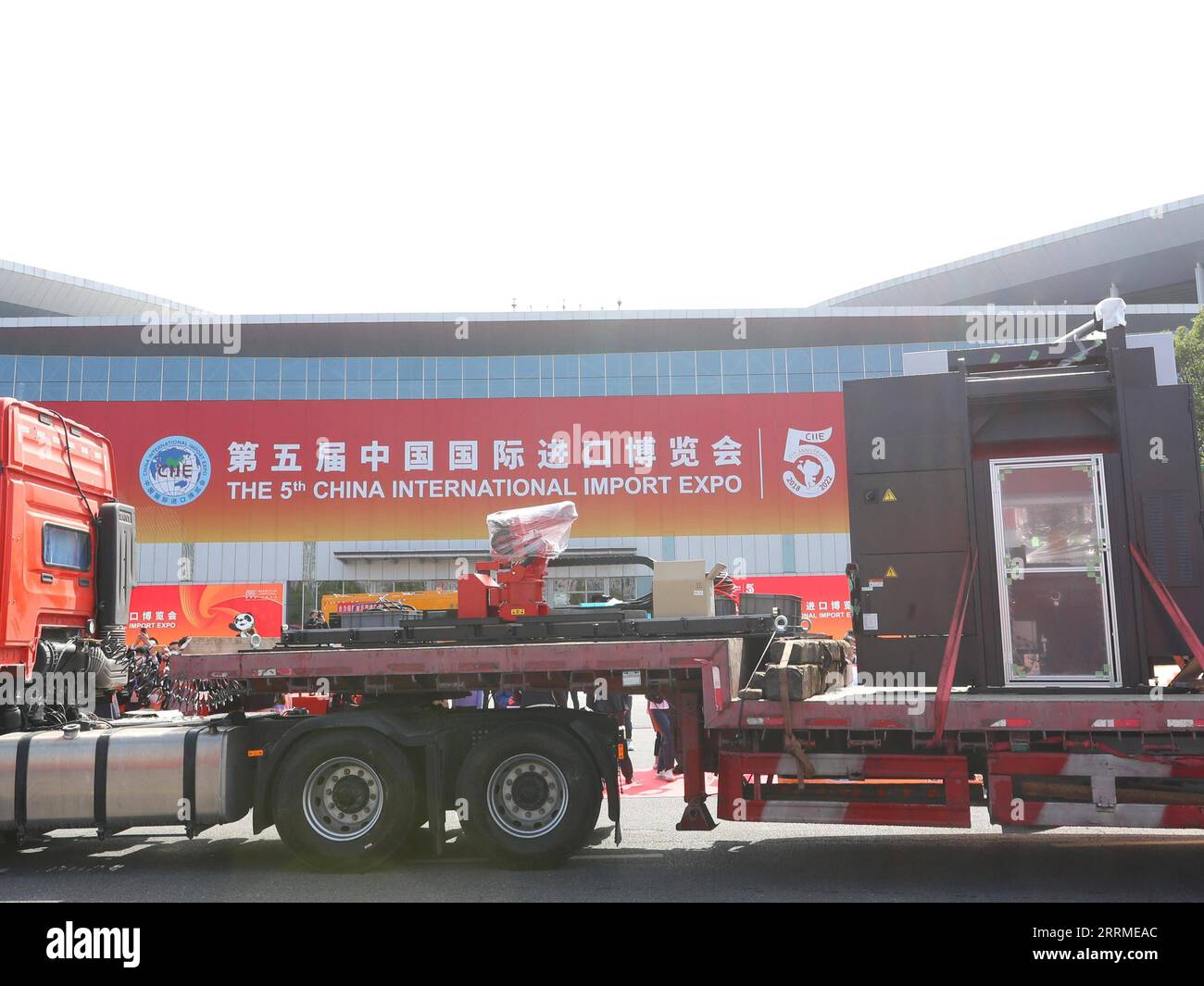 221024 -- SHANGHAI, Oct. 24, 2022 -- This photo taken on Oct. 24, 2022 ...