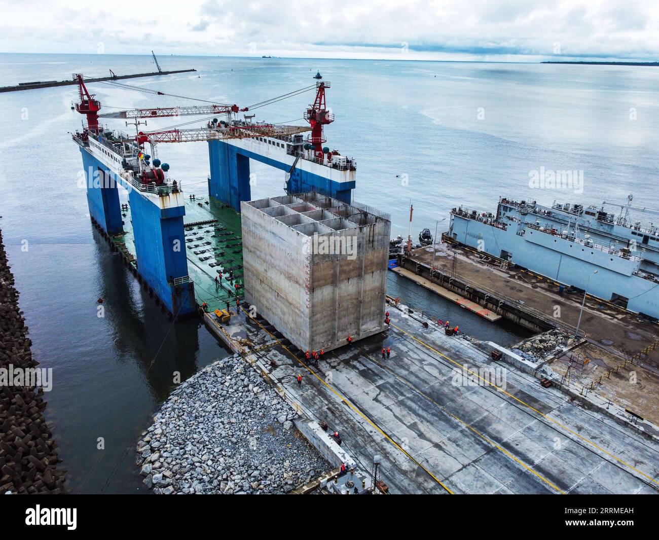 China harbour engineering company hi-res stock photography and images ...