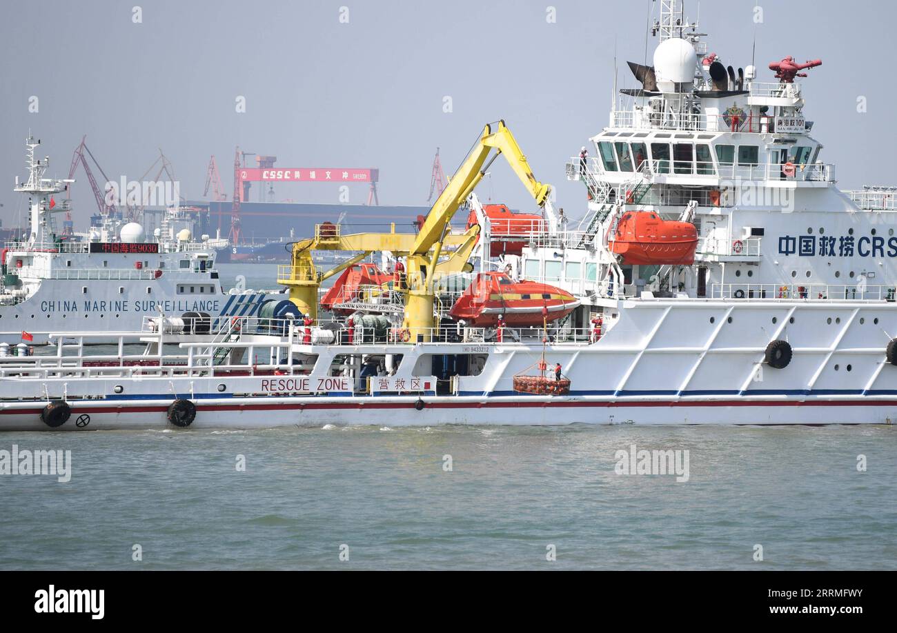 221028 -- GUANGZHOU, Oct. 28, 2022 -- A rescue vessel practises saving ...