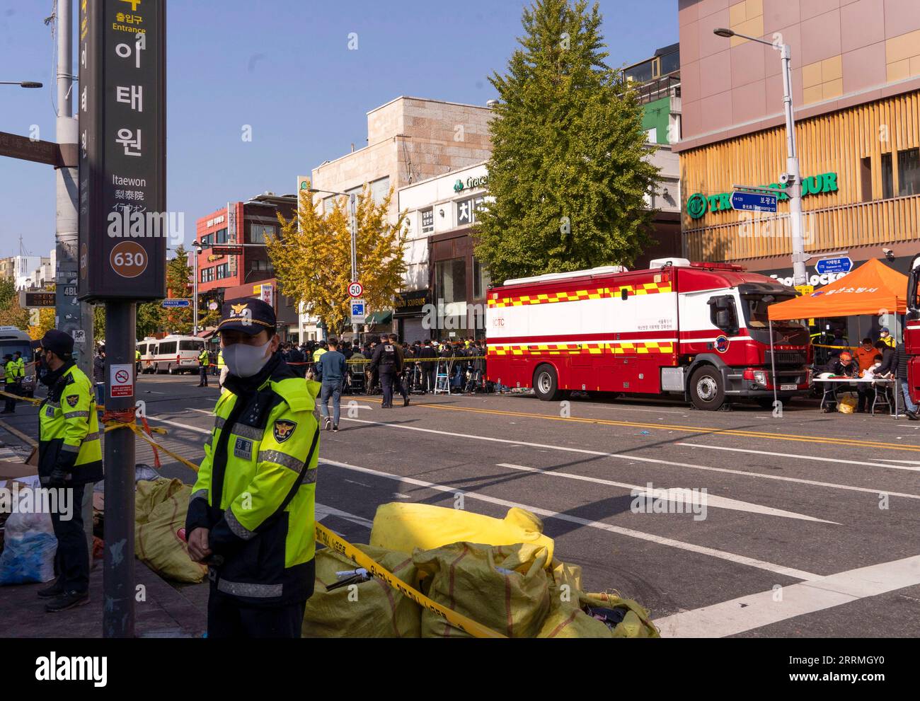 Südkorea, zahlreiche Tote nach Massenpanik in Seoul 221030 -- SEOUL ...