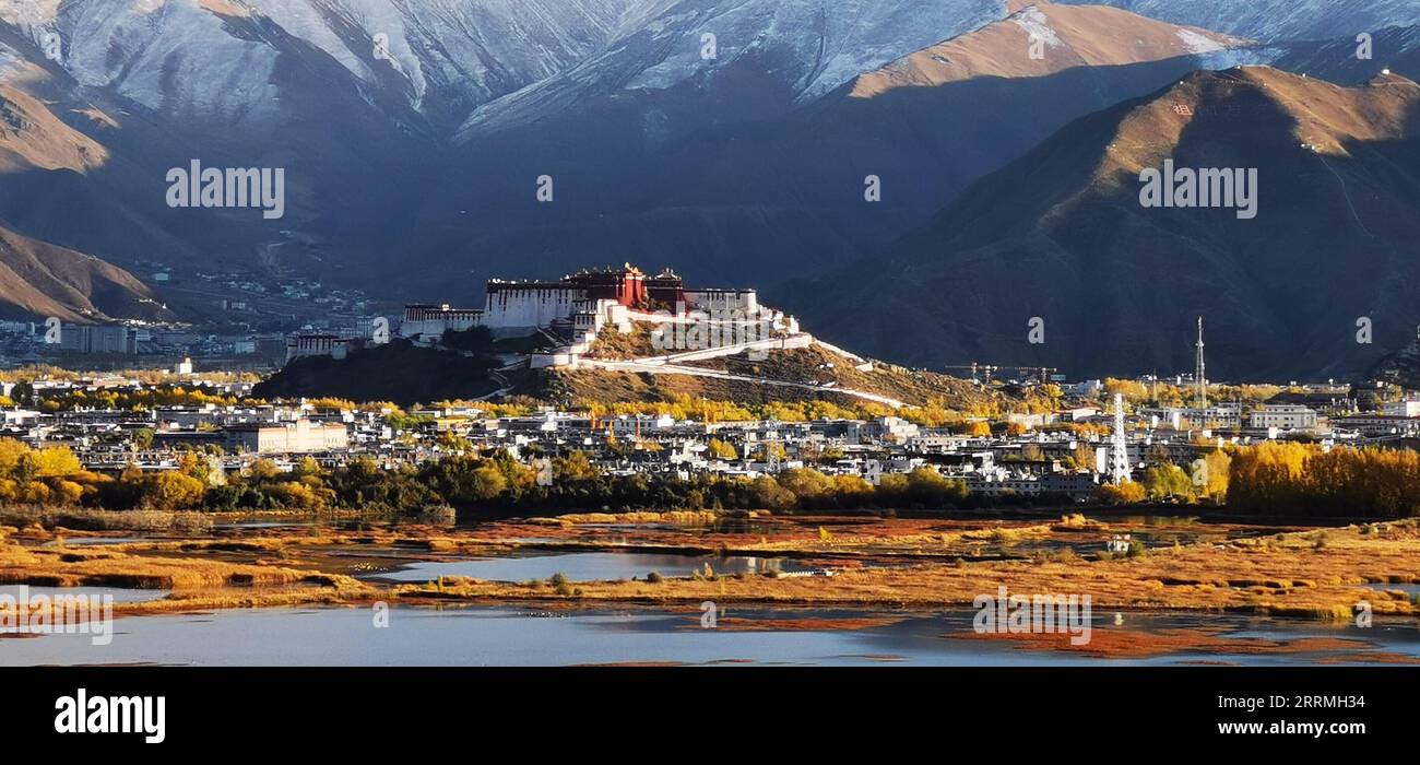 221030 -- LHASA, Oct. 30, 2022 -- This photo taken on Oct. 29, 2022 ...