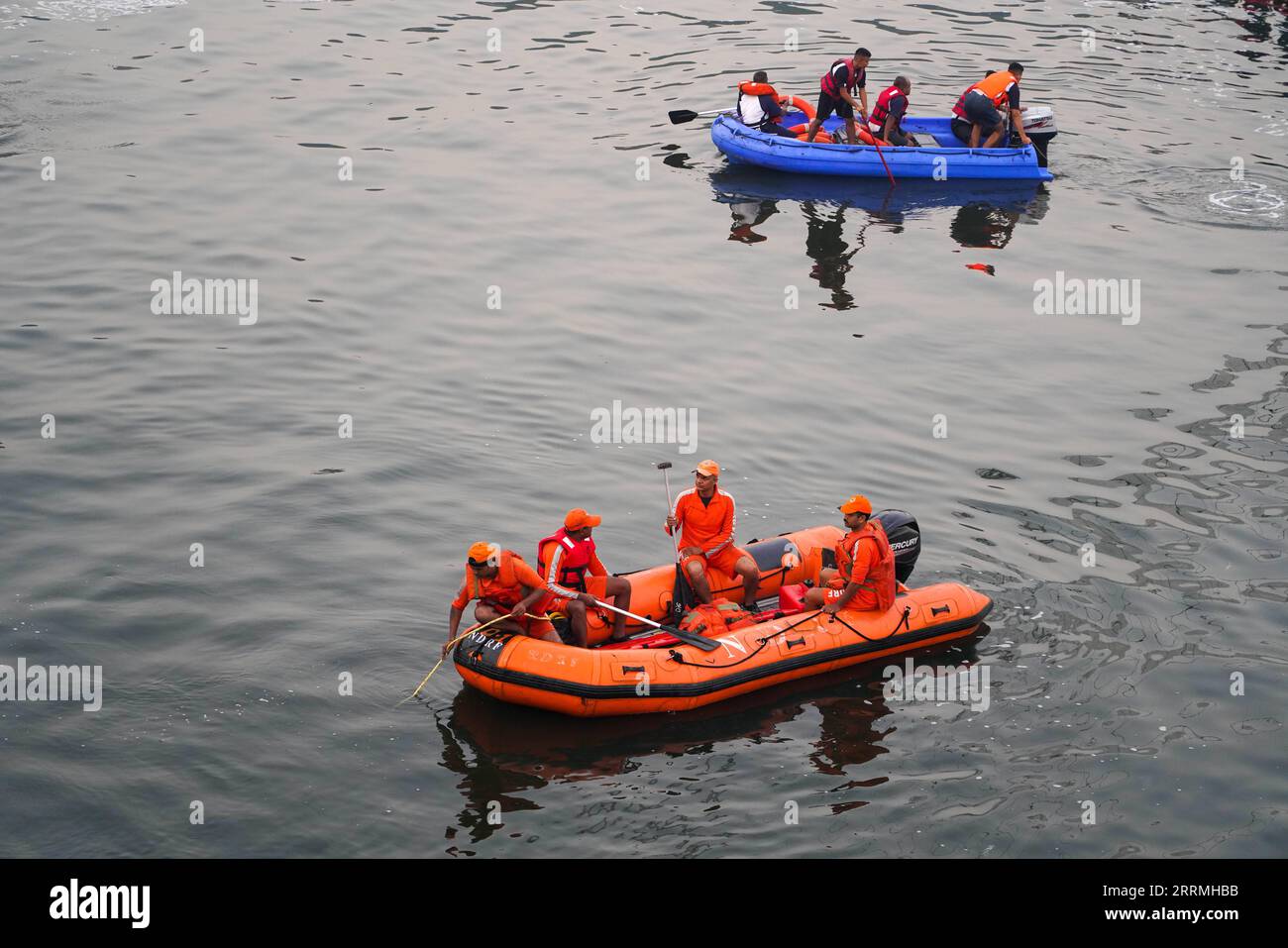 India bridge collapse hi-res stock photography and images - Alamy