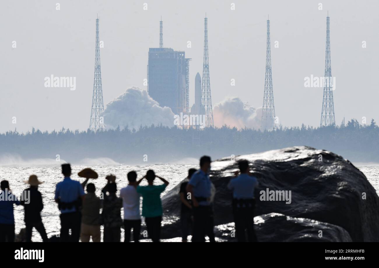 221031 -- WENCHANG, Oct. 31, 2022 -- The Long March-5B Y4 carrier ...