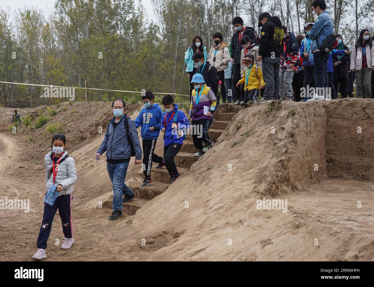 221031 -- BEIJING, Oct. 31, 2022 -- Families go into the Liulihe relic ...