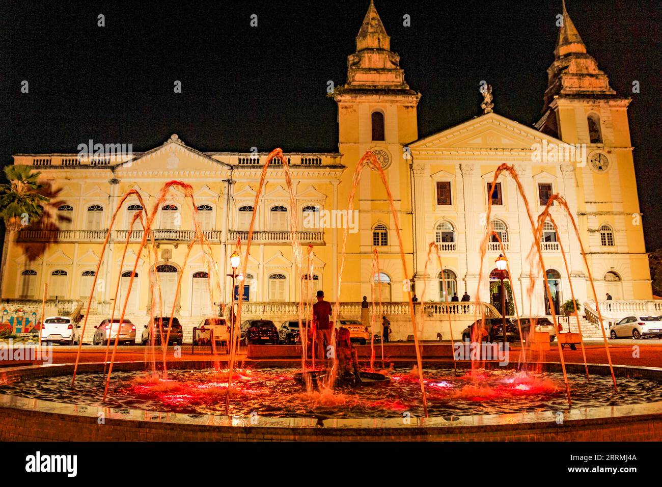 Night photo of the Yara fountain and the facade of the Cathedral of São ...