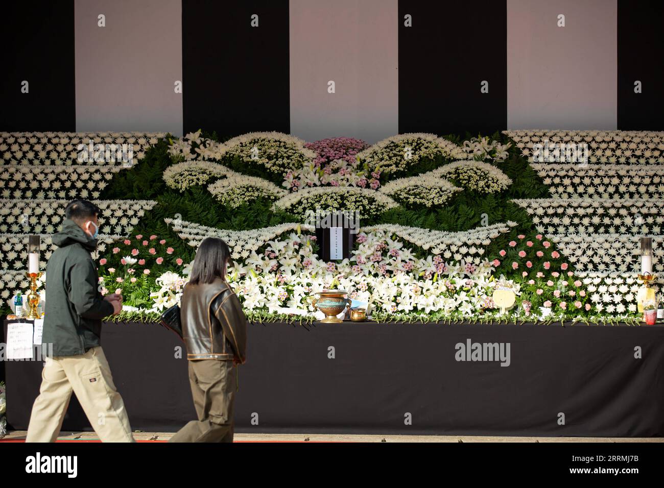 221101 -- SEOUL, Nov. 1, 2022 -- People holding flowers walk to a ...