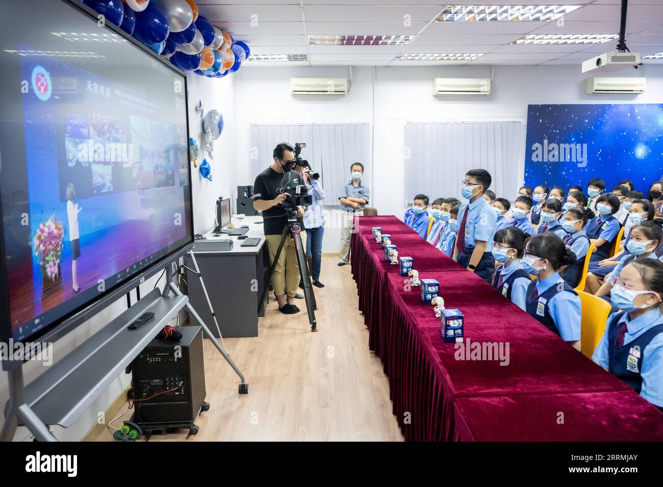 221102 -- KUALA LUMPUR, Nov. 2, 2022 -- A student raises a question to Chinese taikonauts during ...