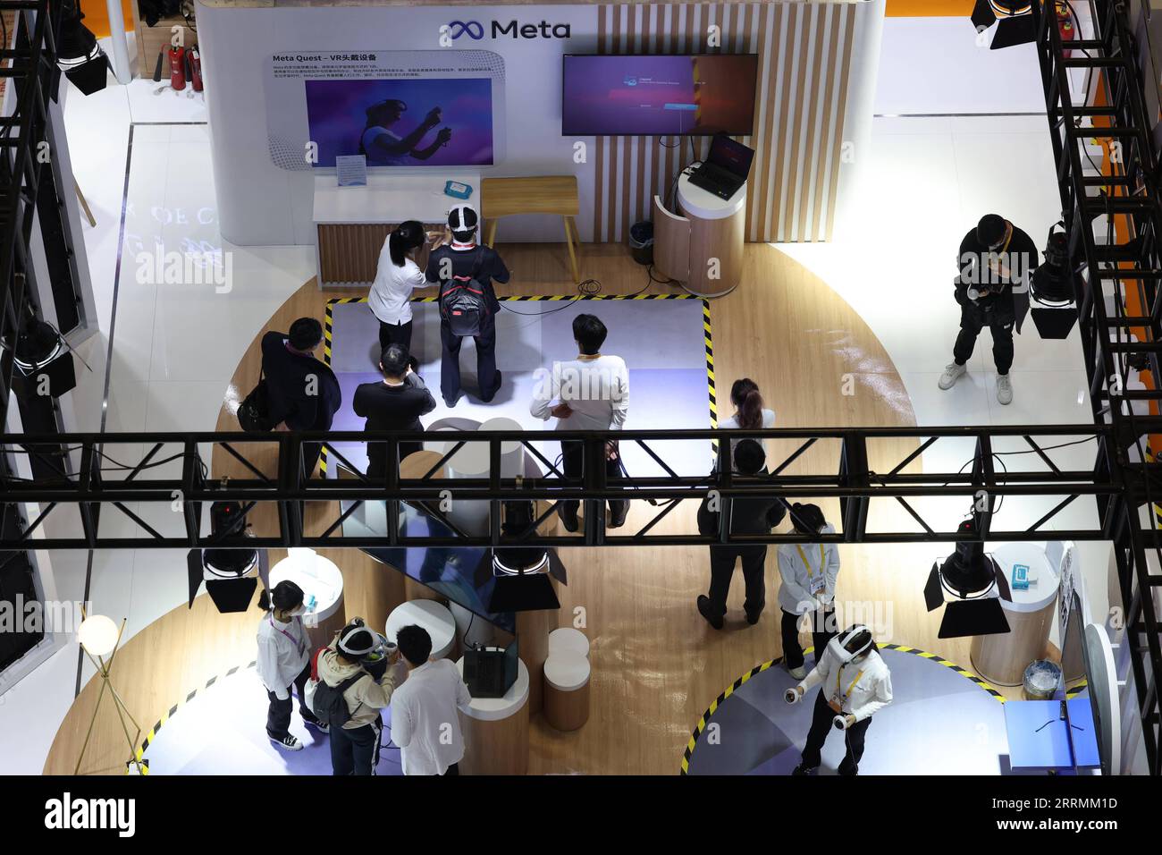 221105 -- SHANGHAI, Nov. 5, 2022 -- Visitors experience applications of ...